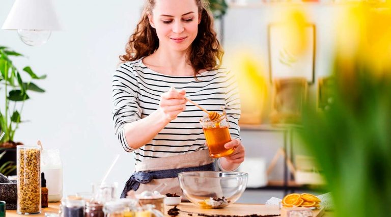 Los beneficios de la miel en el rostro - MAES HONEY